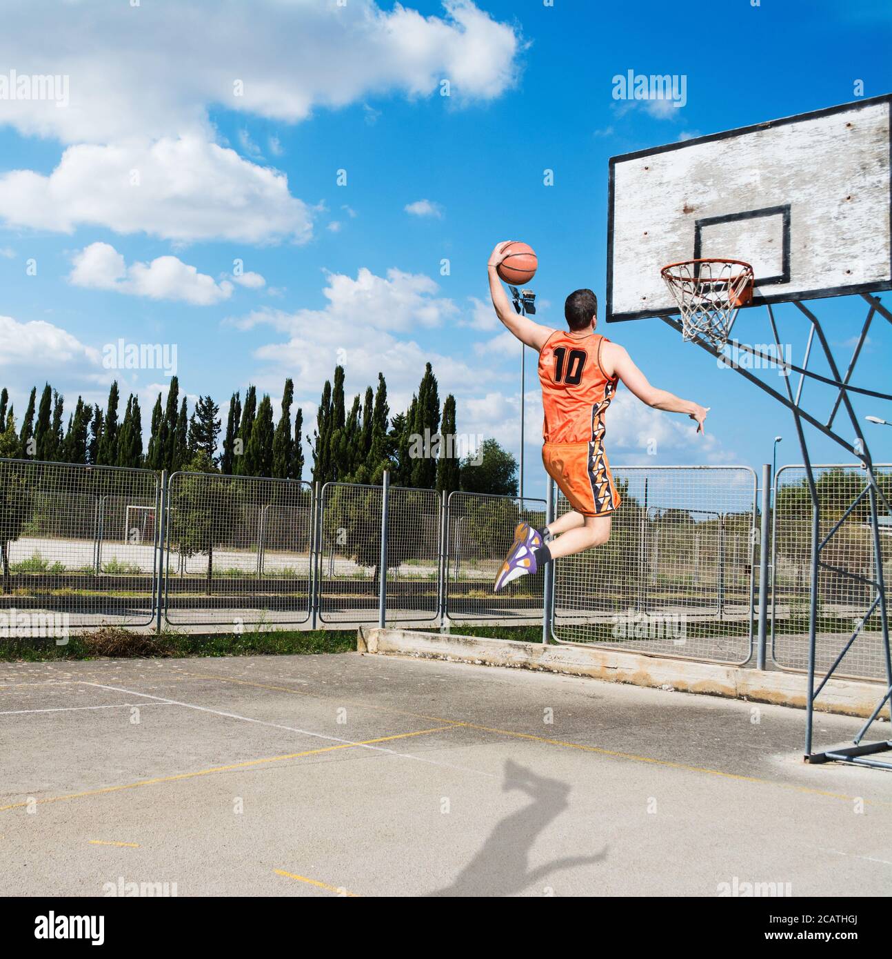 basketball player dunking in a playground Stock Photo - Alamy