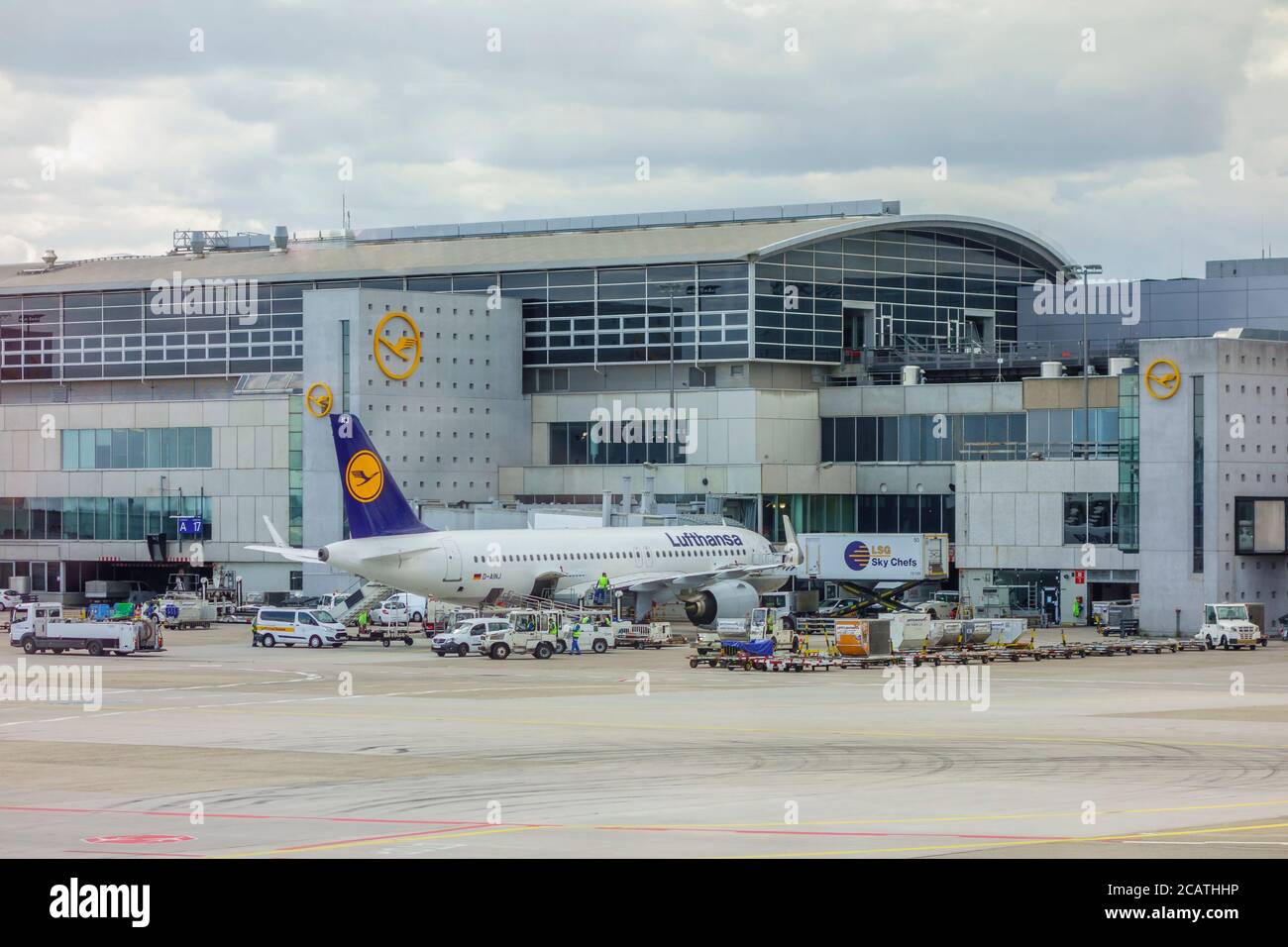 Airplane at its gate at an airport Stock Photo - Alamy