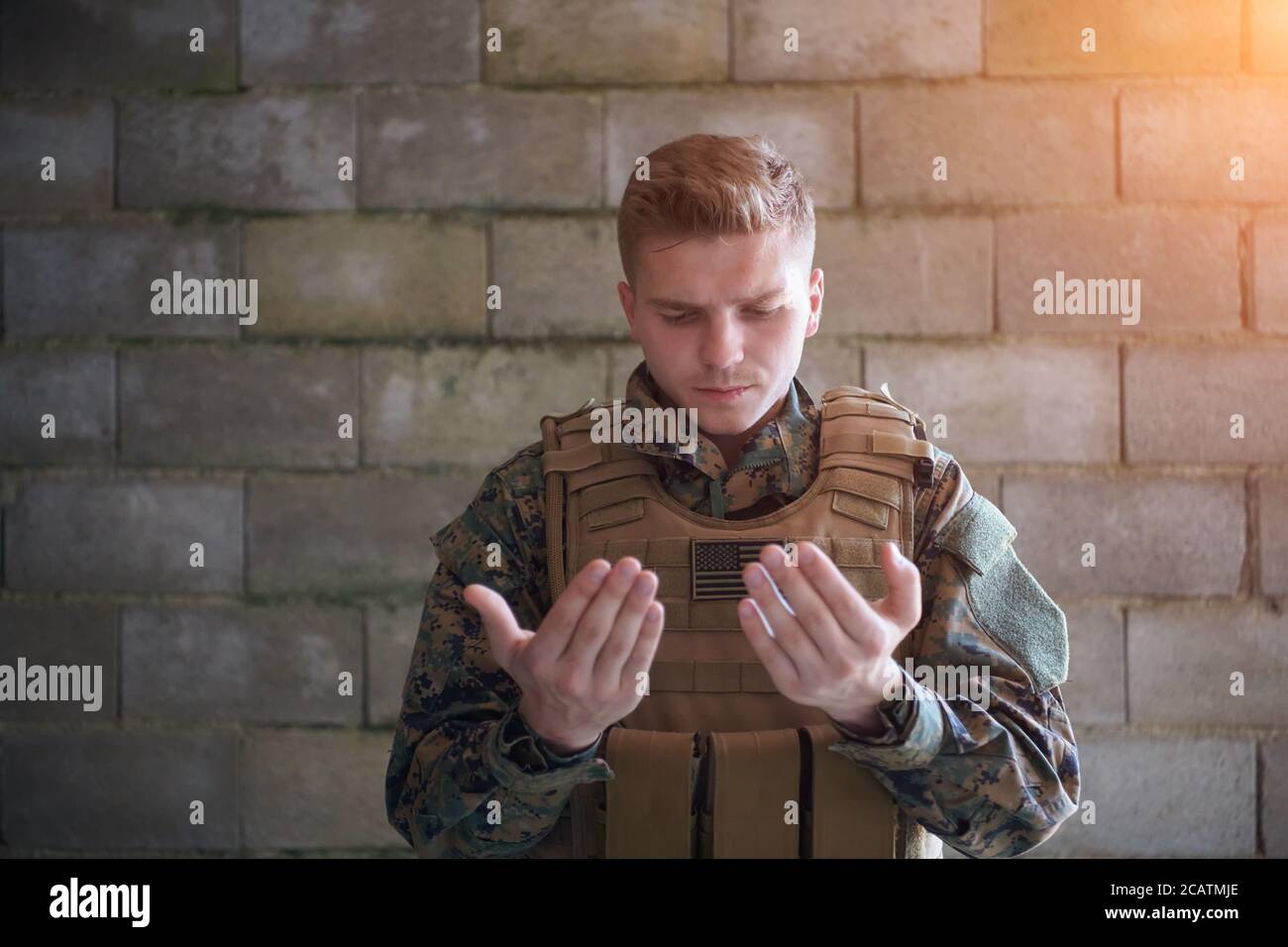 muslim soldier praying traditinal islamic pray Stock Photo - Alamy