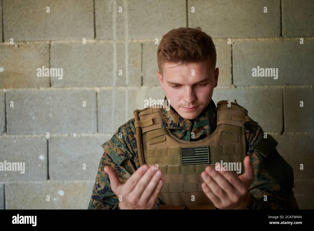 muslim soldier praying traditinal islamic pray Stock Photo - Alamy