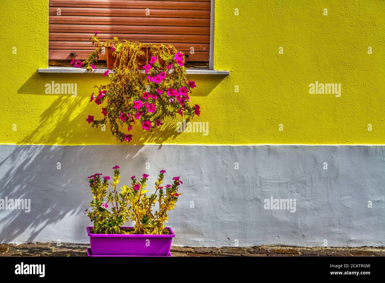 Italy suburb courtyard hi-res stock photography and images - Alamy