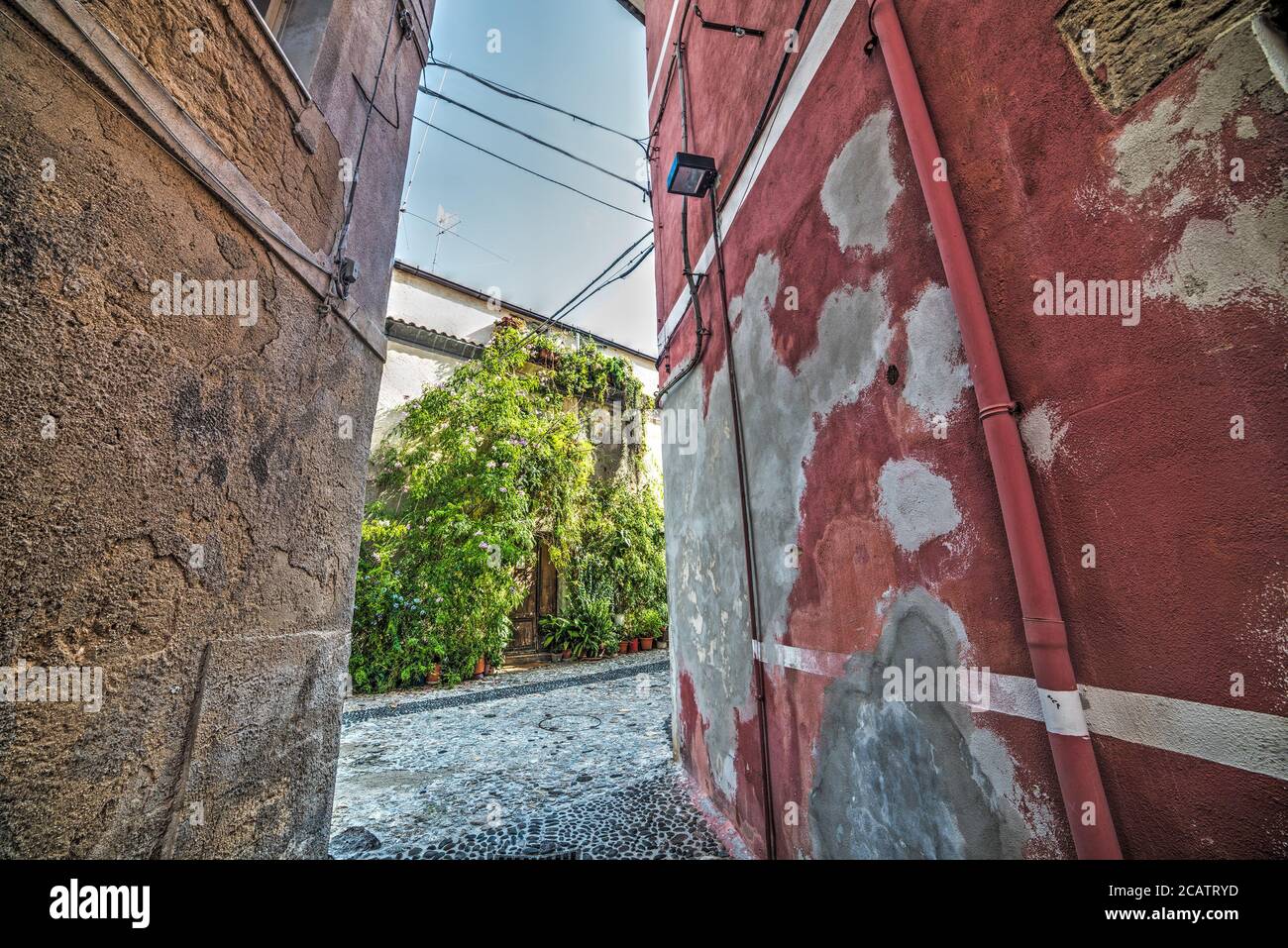 Paved backstreet hi-res stock photography and images - Alamy