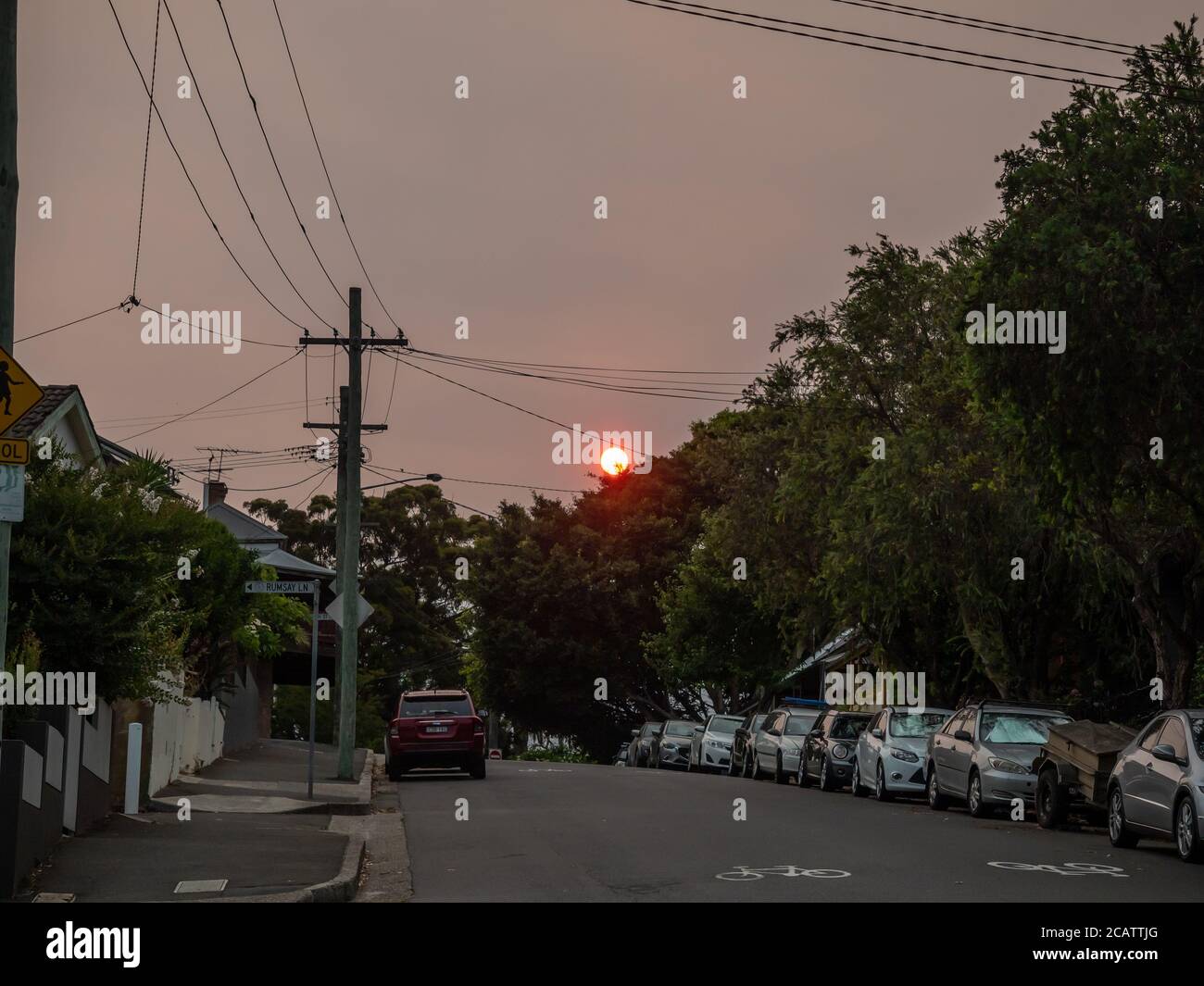 Red sun bushfire hi-res stock photography and images - Alamy