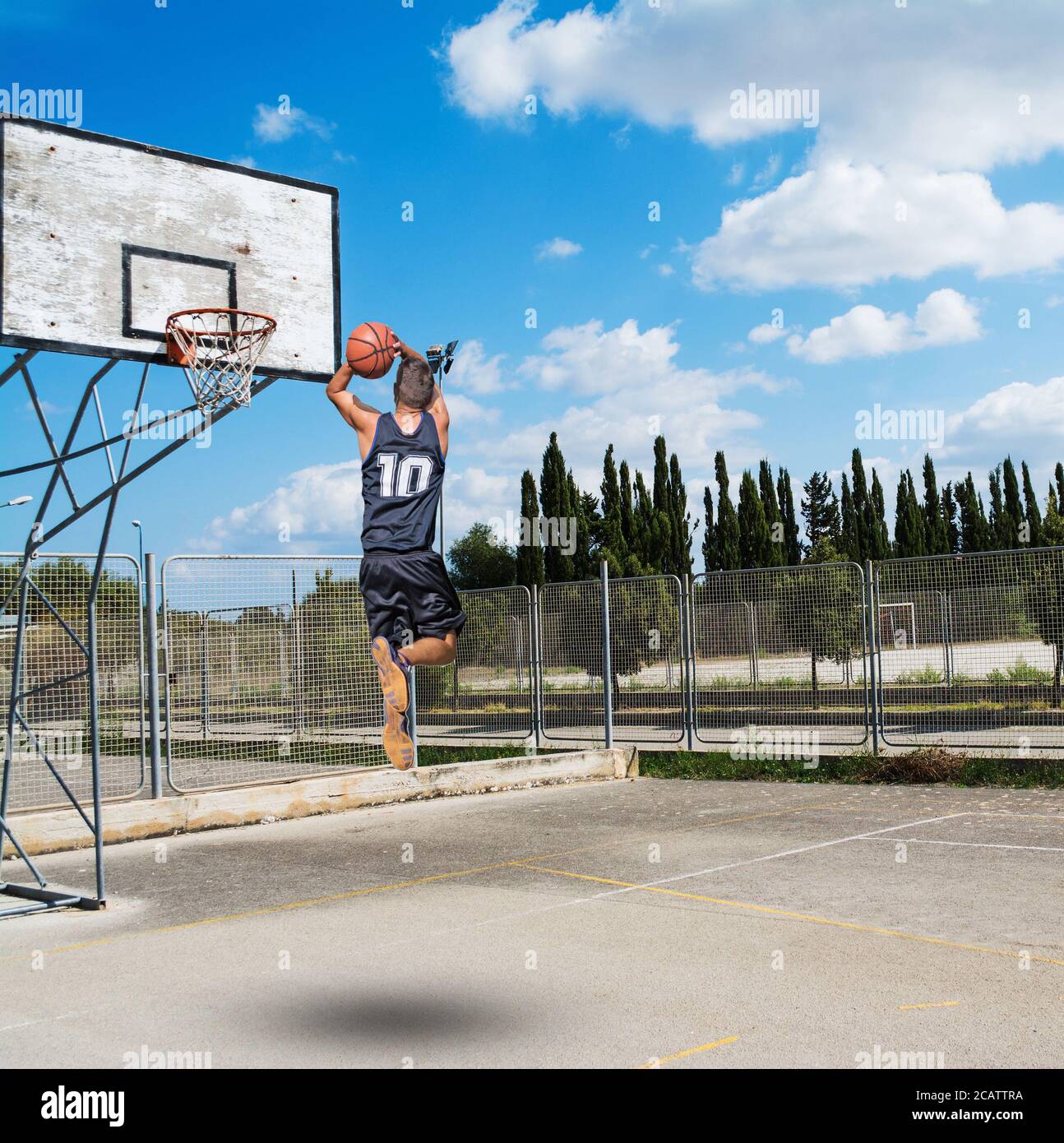 basketball player dunking in a playground Stock Photo - Alamy