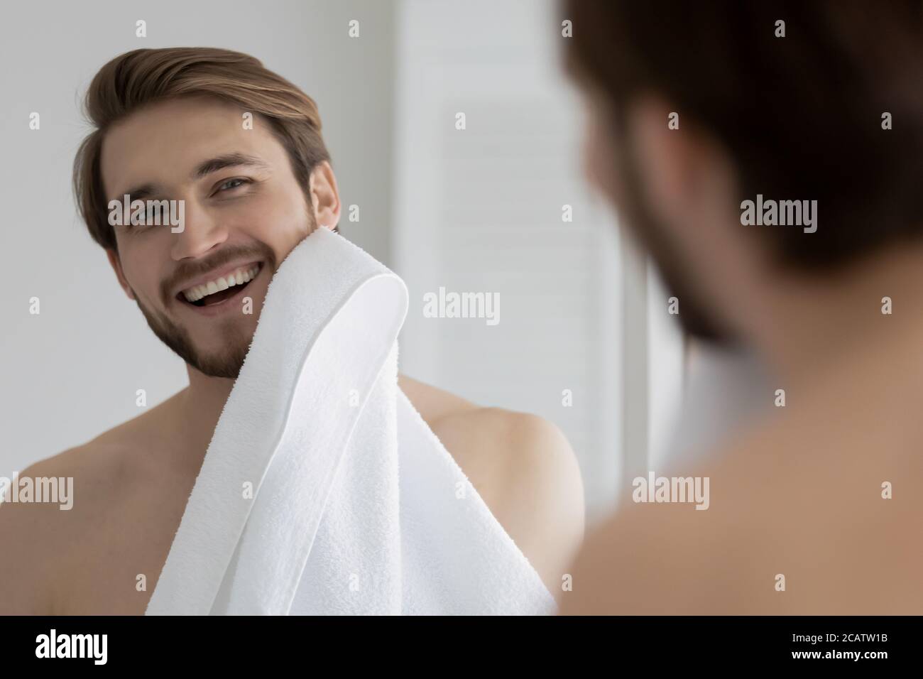 Man wiping face bath towel hi-res stock photography and images - Alamy