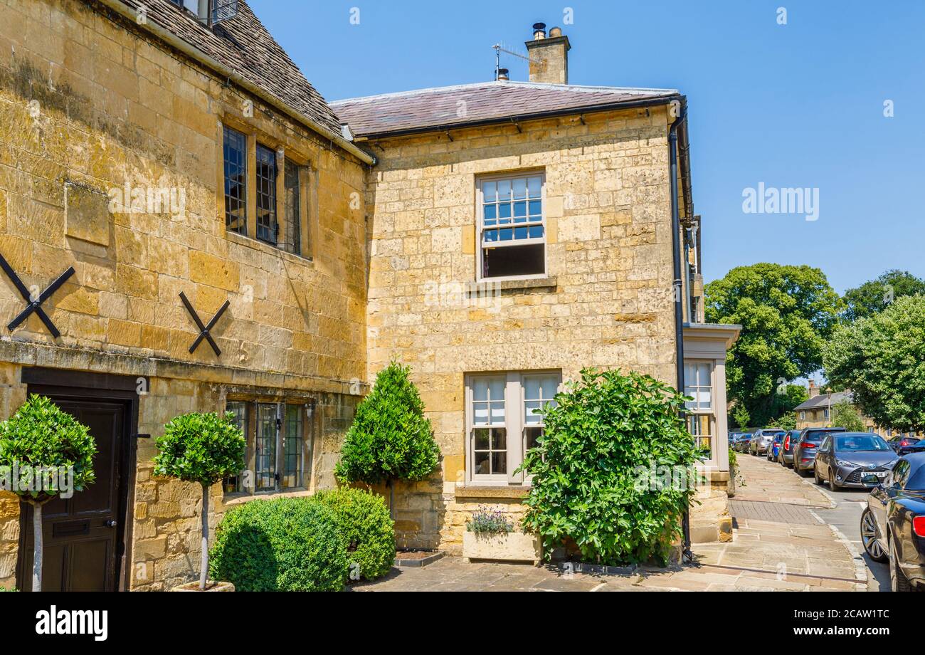 Typical cotswold cottages hi-res stock photography and images - Alamy