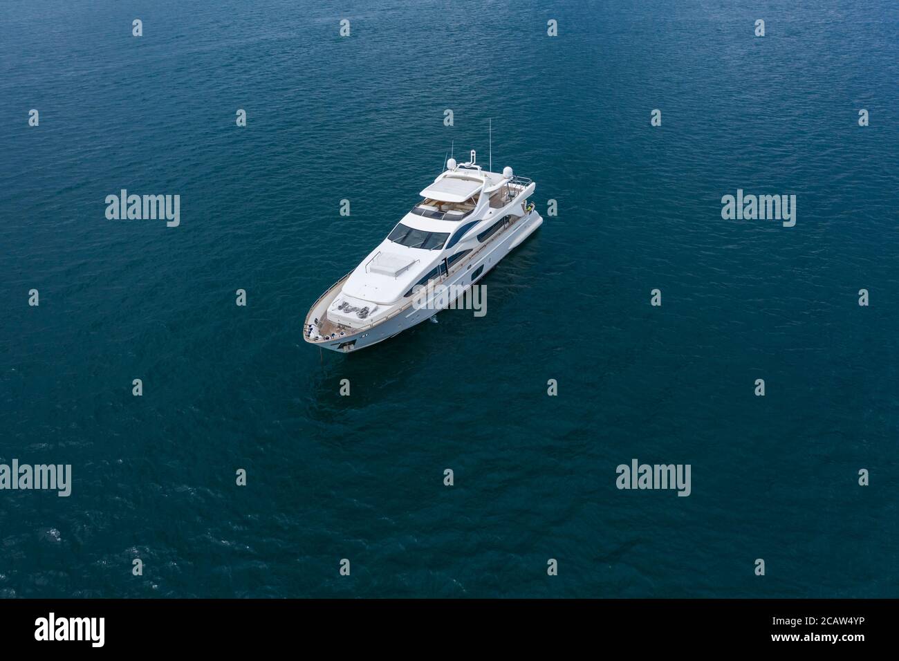 Aerial view of a luxury yacht in sea Stock Photo - Alamy