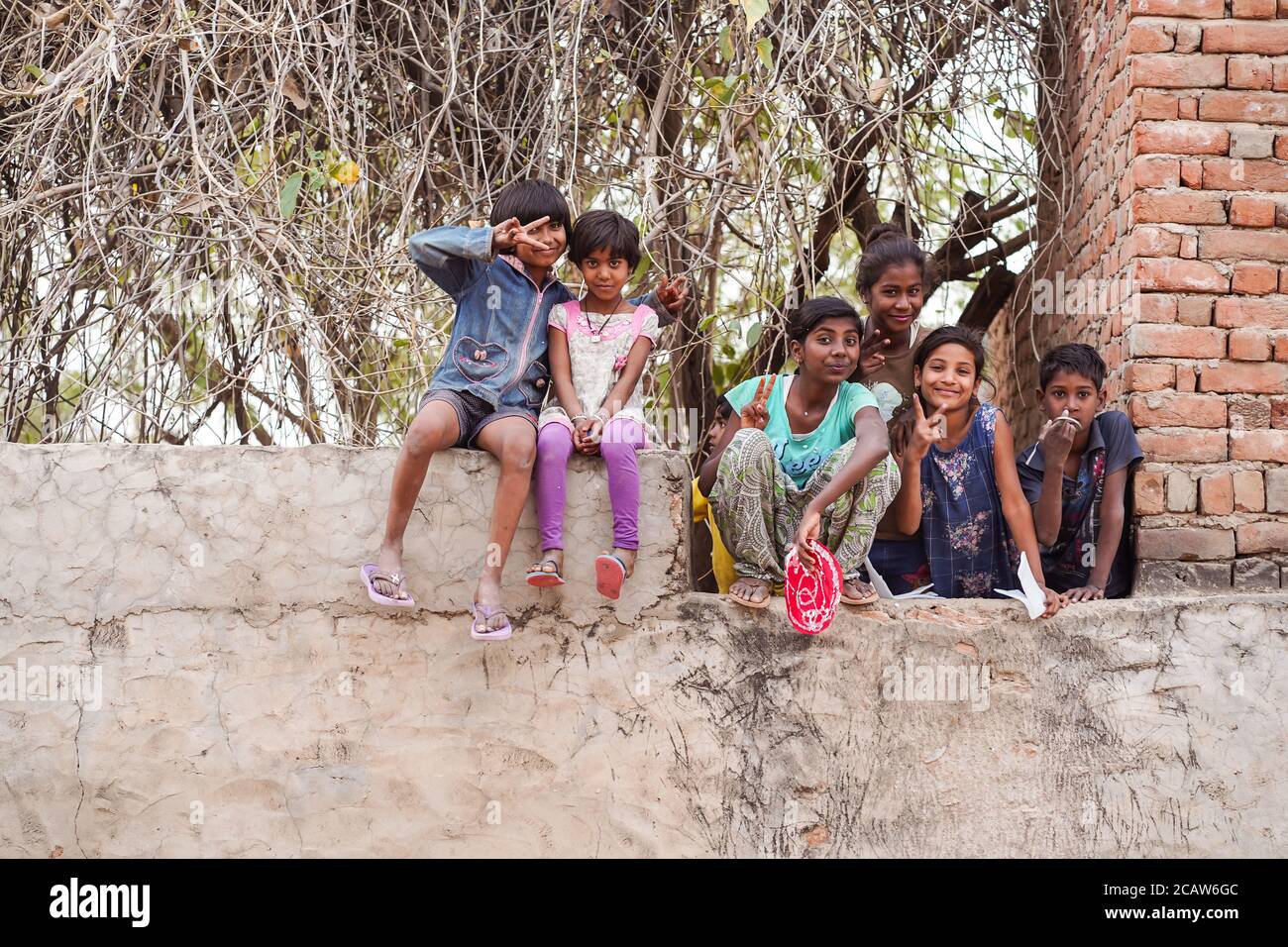 Indian children smiling hi-res stock photography and images - Alamy