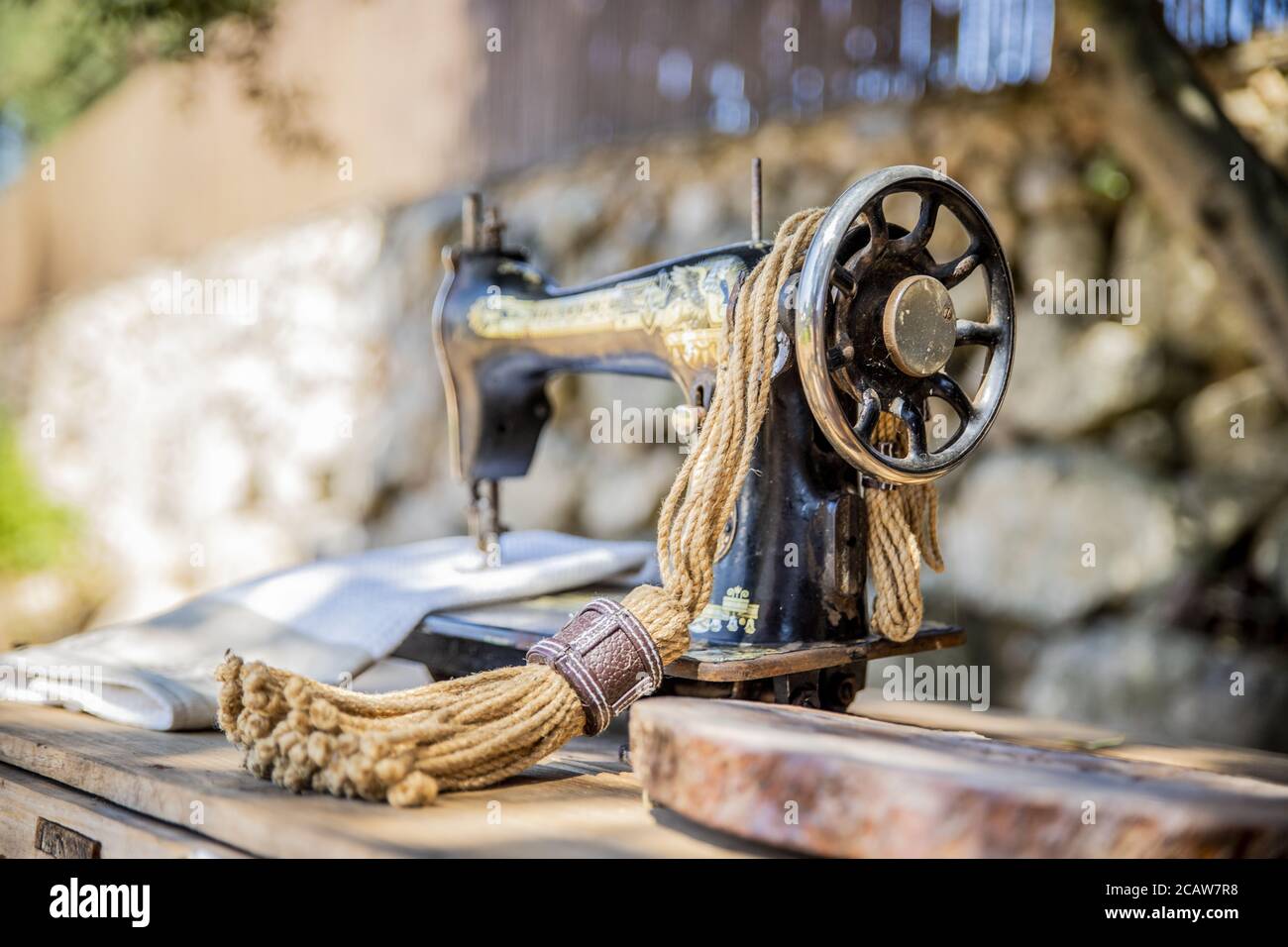 Golden sewing machine hi-res stock photography and images - Alamy