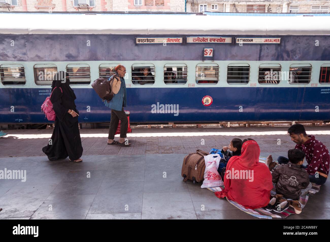 India train people sitting hi-res stock photography and images - Alamy