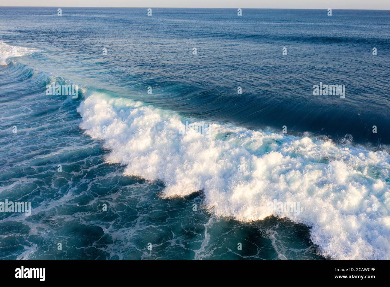 Waves water texture breaking crashing hi-res stock photography and ...