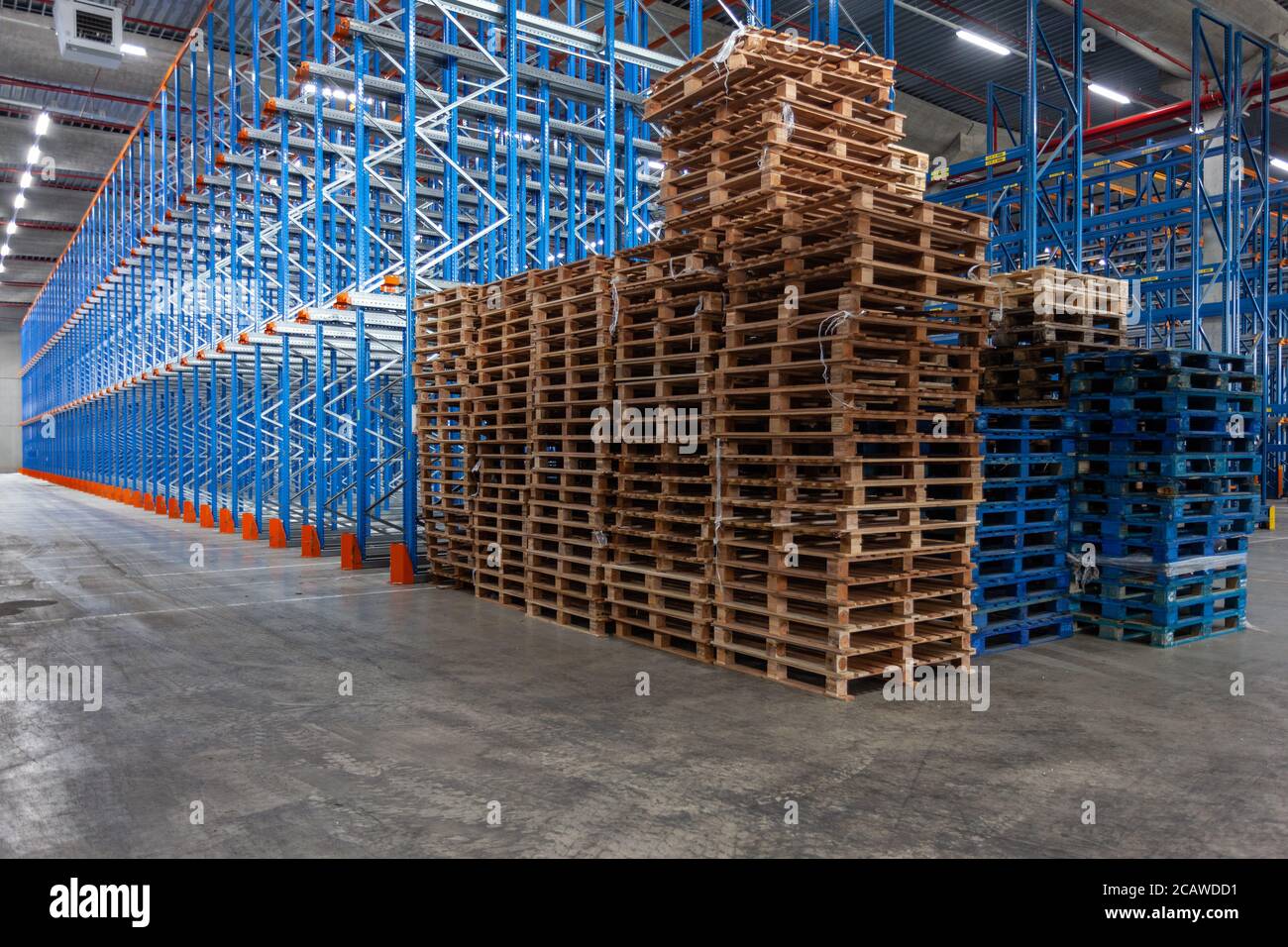 View of empty storage racks and wooden pallets in a warehouse Stock ...