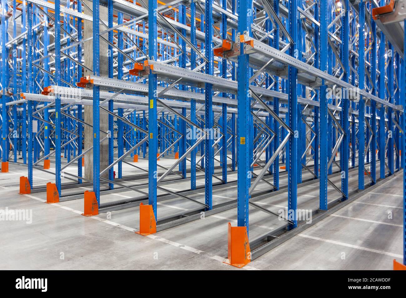 Empty storage racks in a warehouse Stock Photo - Alamy