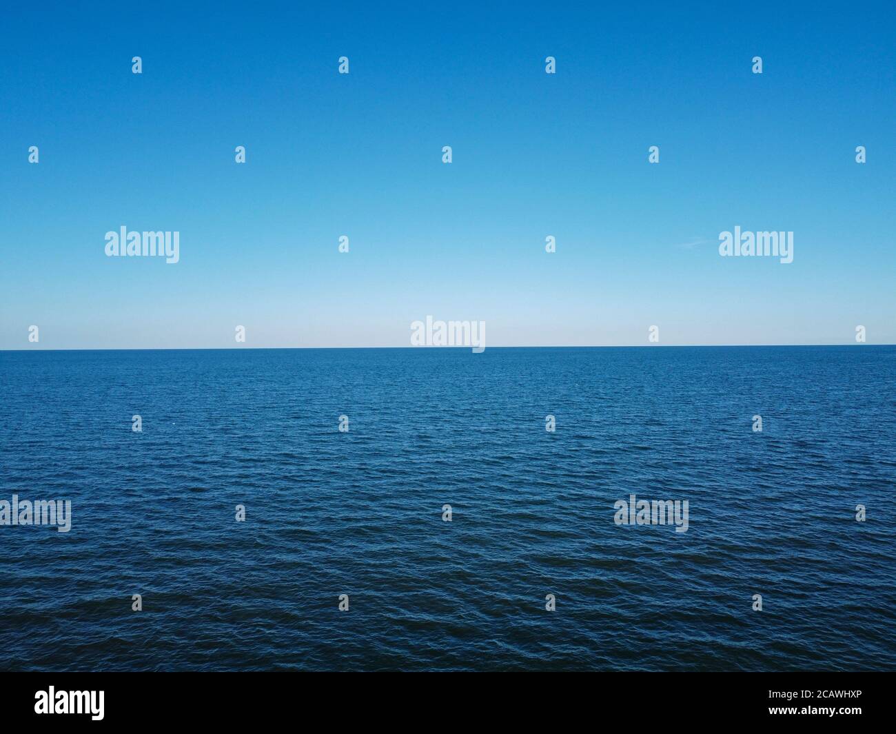 Deep blue ocean in horizon hi-res stock photography and images - Alamy