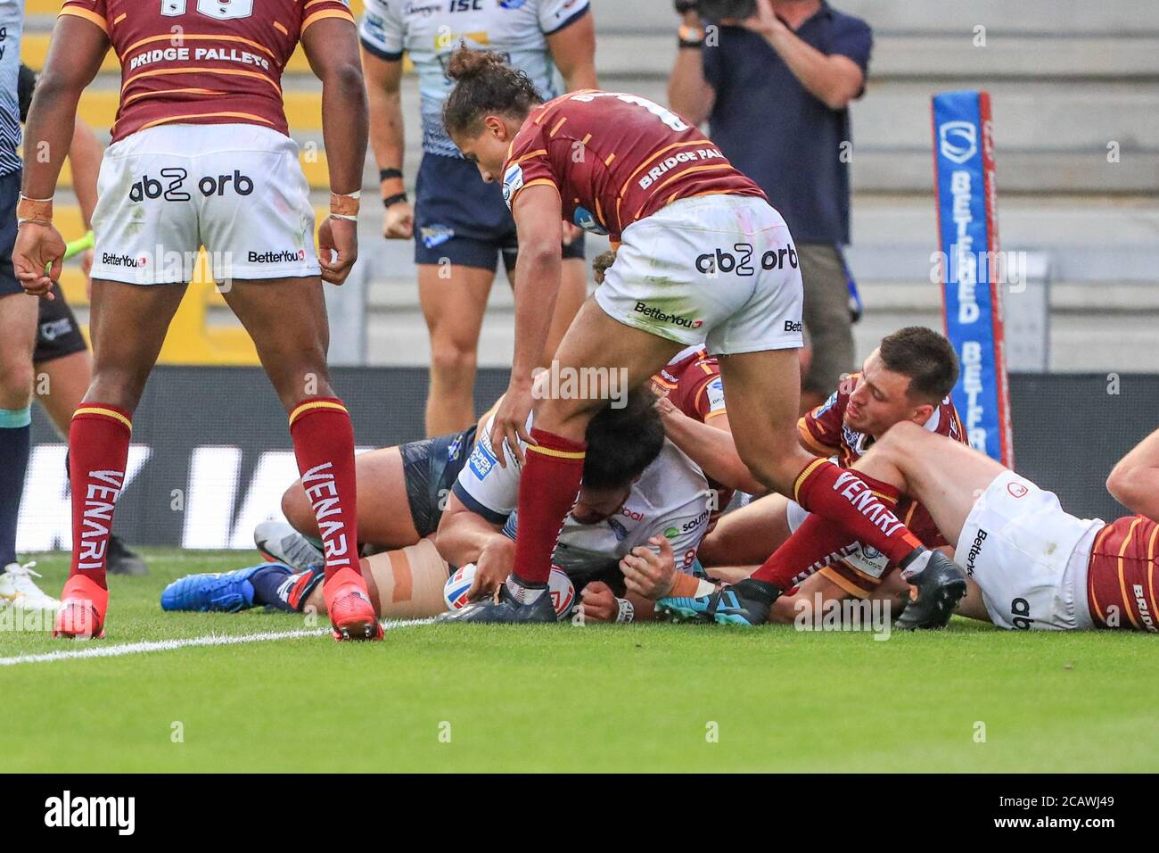 Konrad Hurrell (4) of Leeds Rhinos goes over for a try Stock Photo - Alamy