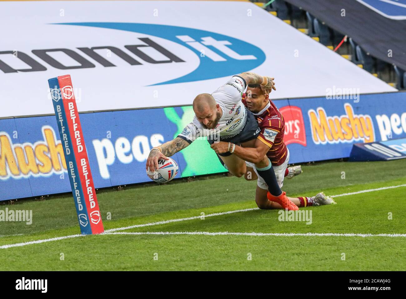 Luke Briscoe (24) of Leeds Rhinos goes over for a try Stock Photo - Alamy