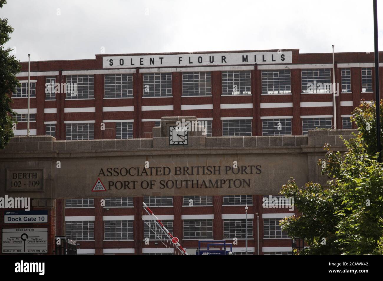Solent flour mills hi-res stock photography and images - Alamy