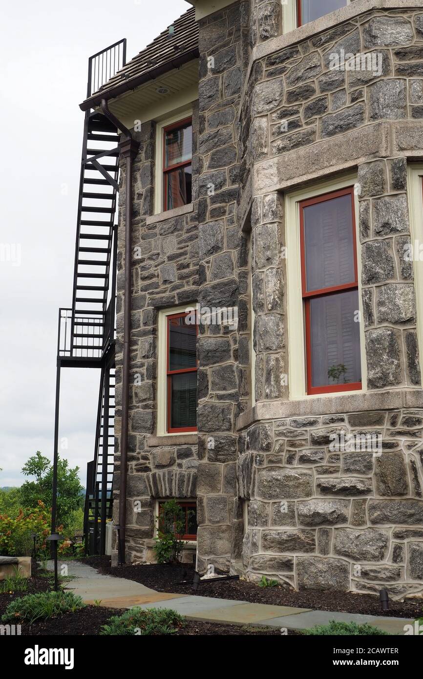 Old stone house hi-res stock photography and images - Alamy