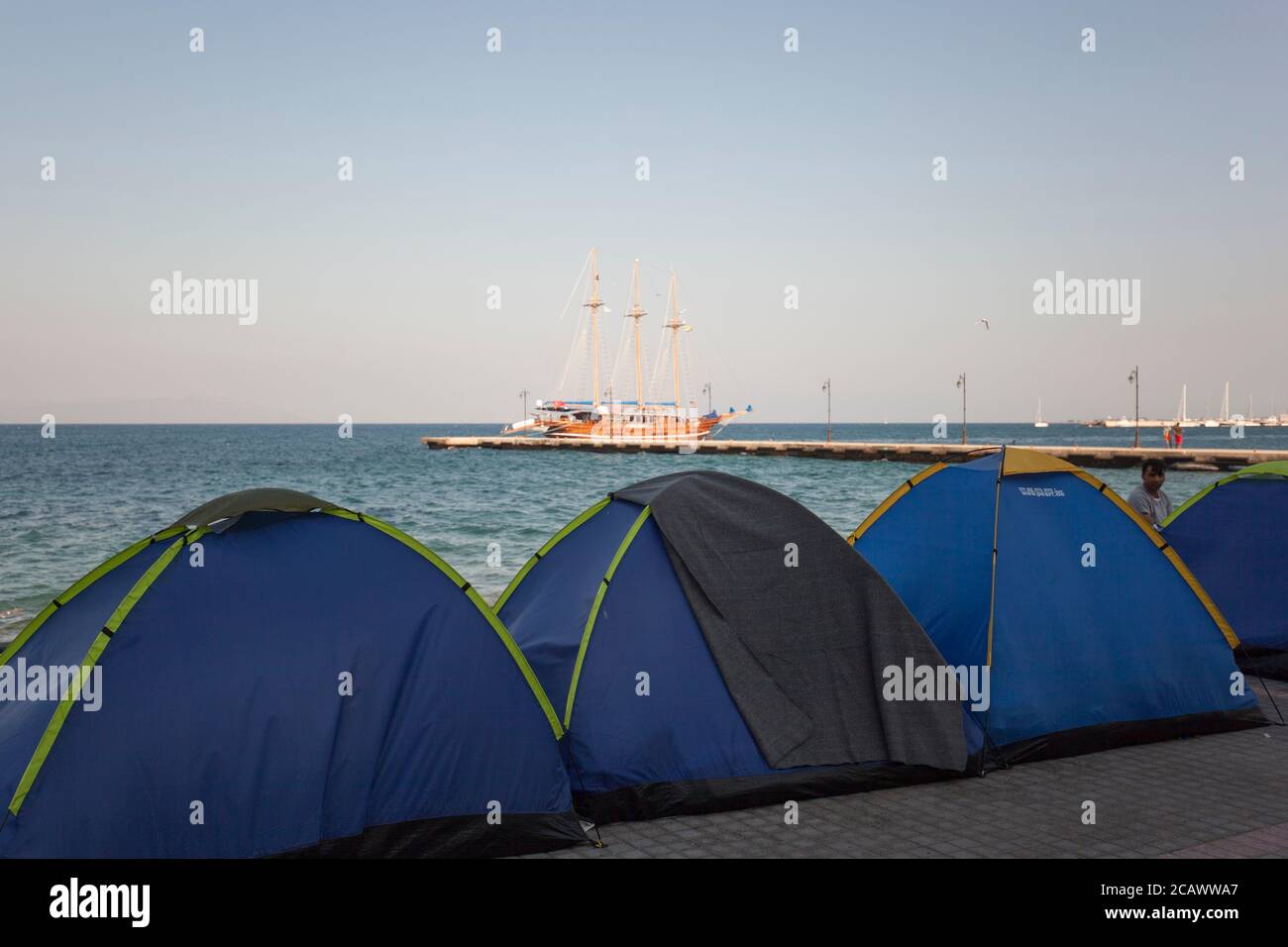 Tents with refugees on Kos island, Greece Stock Photo - Alamy