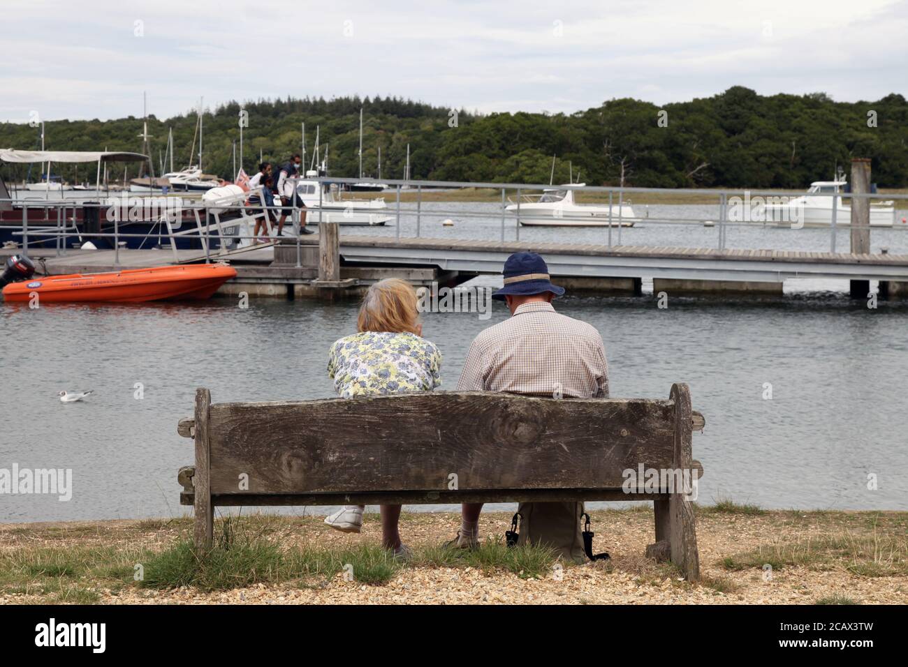 Old couple sitting on bench hi-res stock photography and images - Alamy