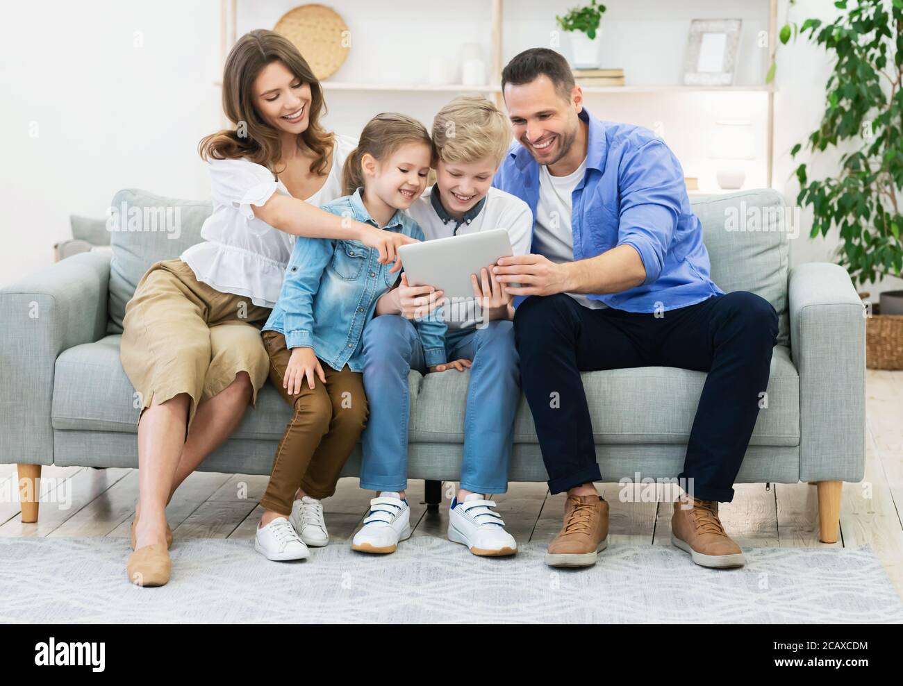 Family and kids on computer hi-res stock photography and images - Alamy