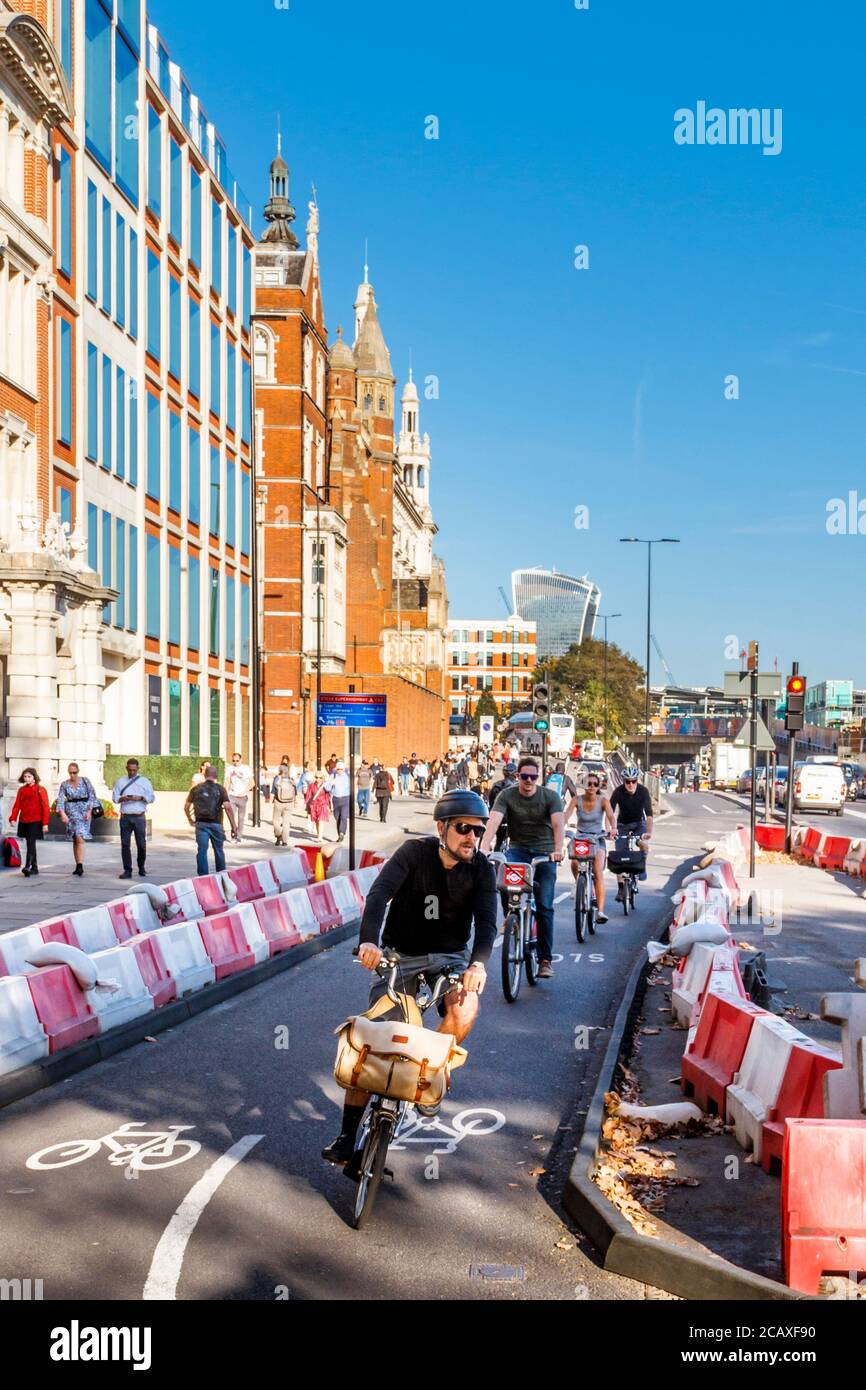 London cyclists cycle lane hi-res stock photography and images - Alamy