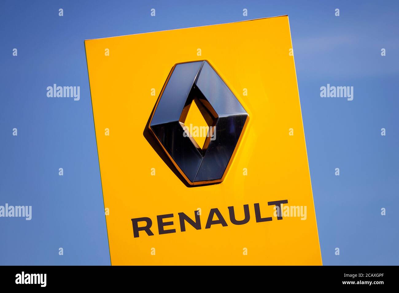 Renault logo hi-res stock photography and images - Alamy