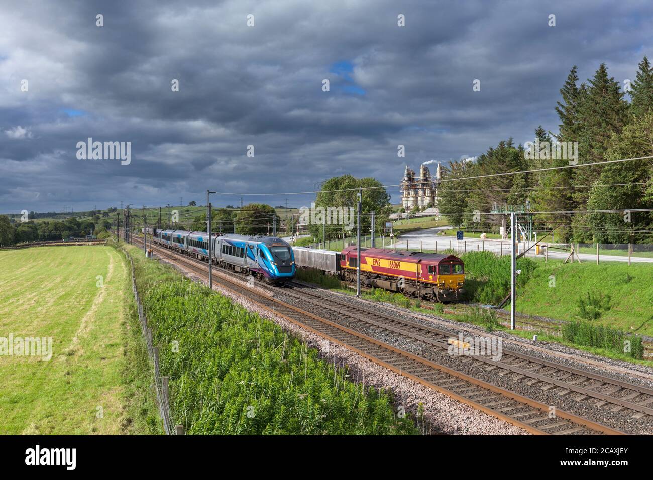 Transpennine express freight train hi-res stock photography and images ...