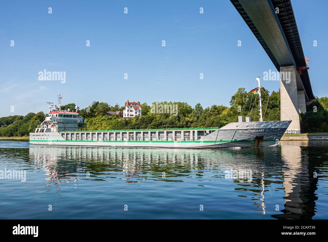 Reger Schiffsverkehr im Nord-Ostsee-Kanal einem der meistbefahrenen künstlichen Wasserstraßen ...