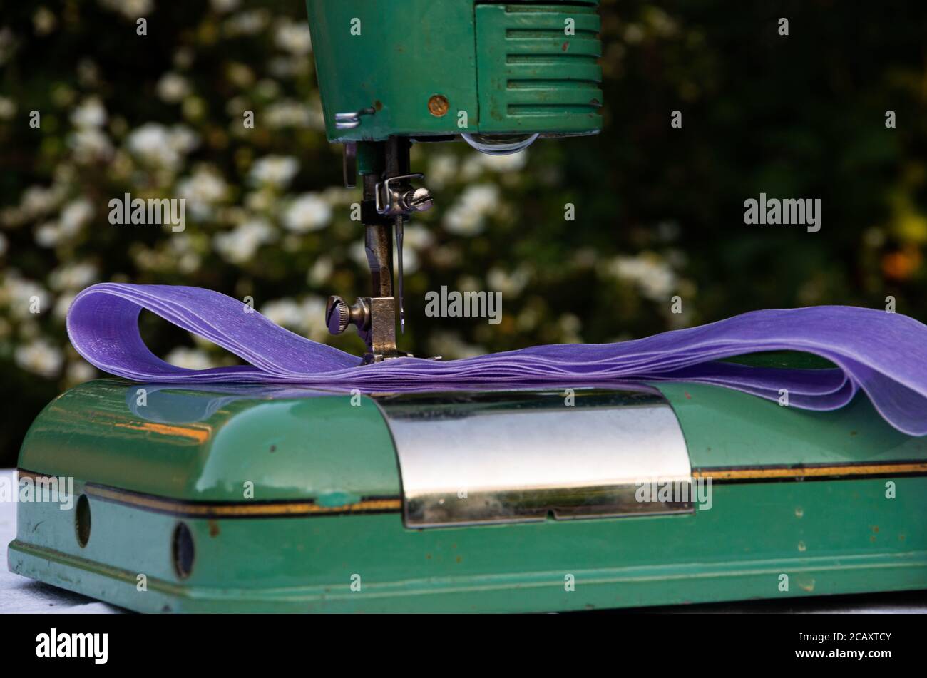 Person retro sewing machine hi-res stock photography and images - Alamy