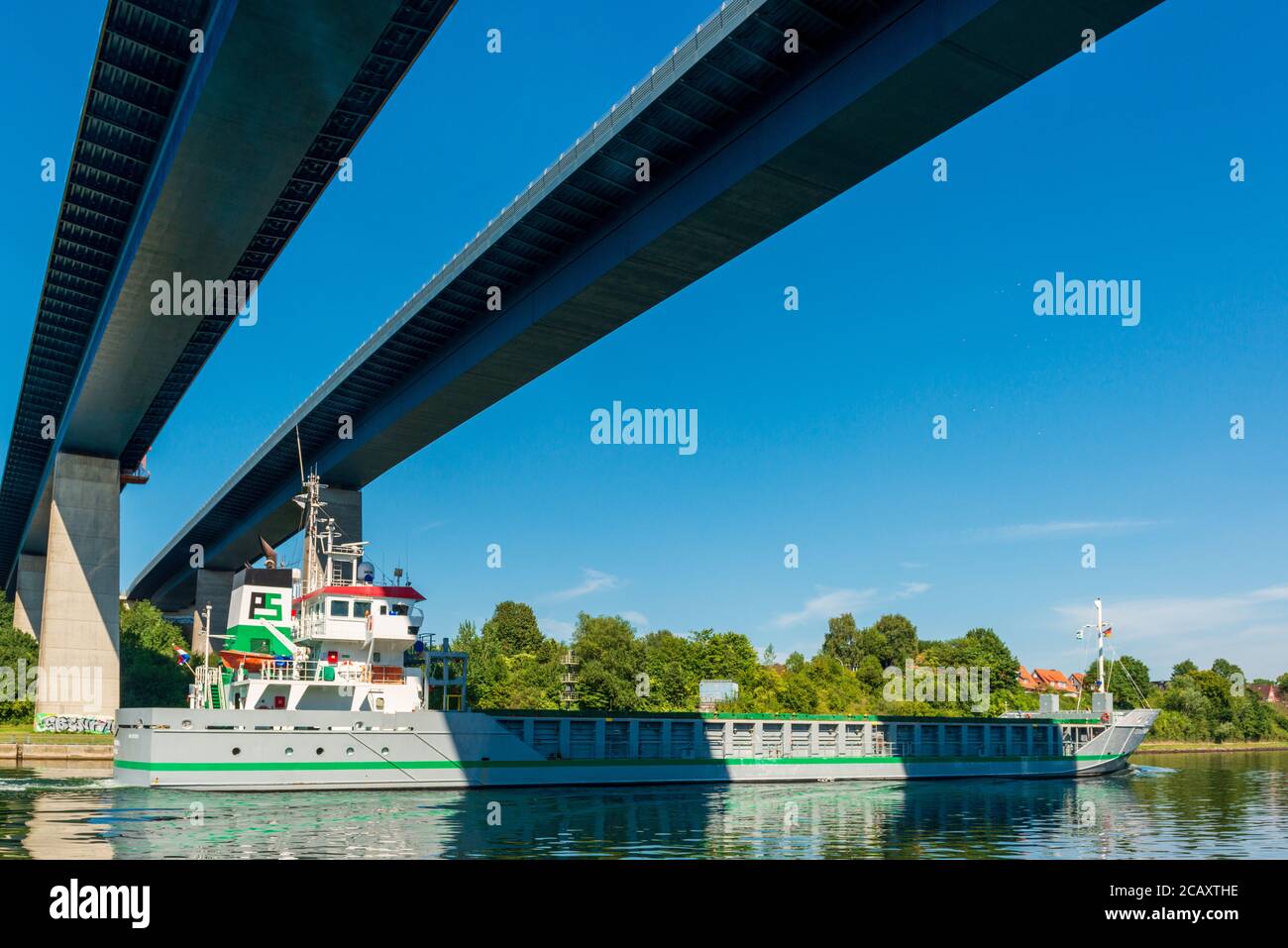 Reger Schiffsverkehr im Nord-Ostsee-Kanal einem der meistbefahrenen künstlichen Wasserstraßen ...