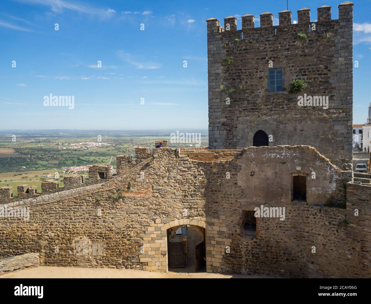 Castle keep defensive walls hi-res stock photography and images - Alamy