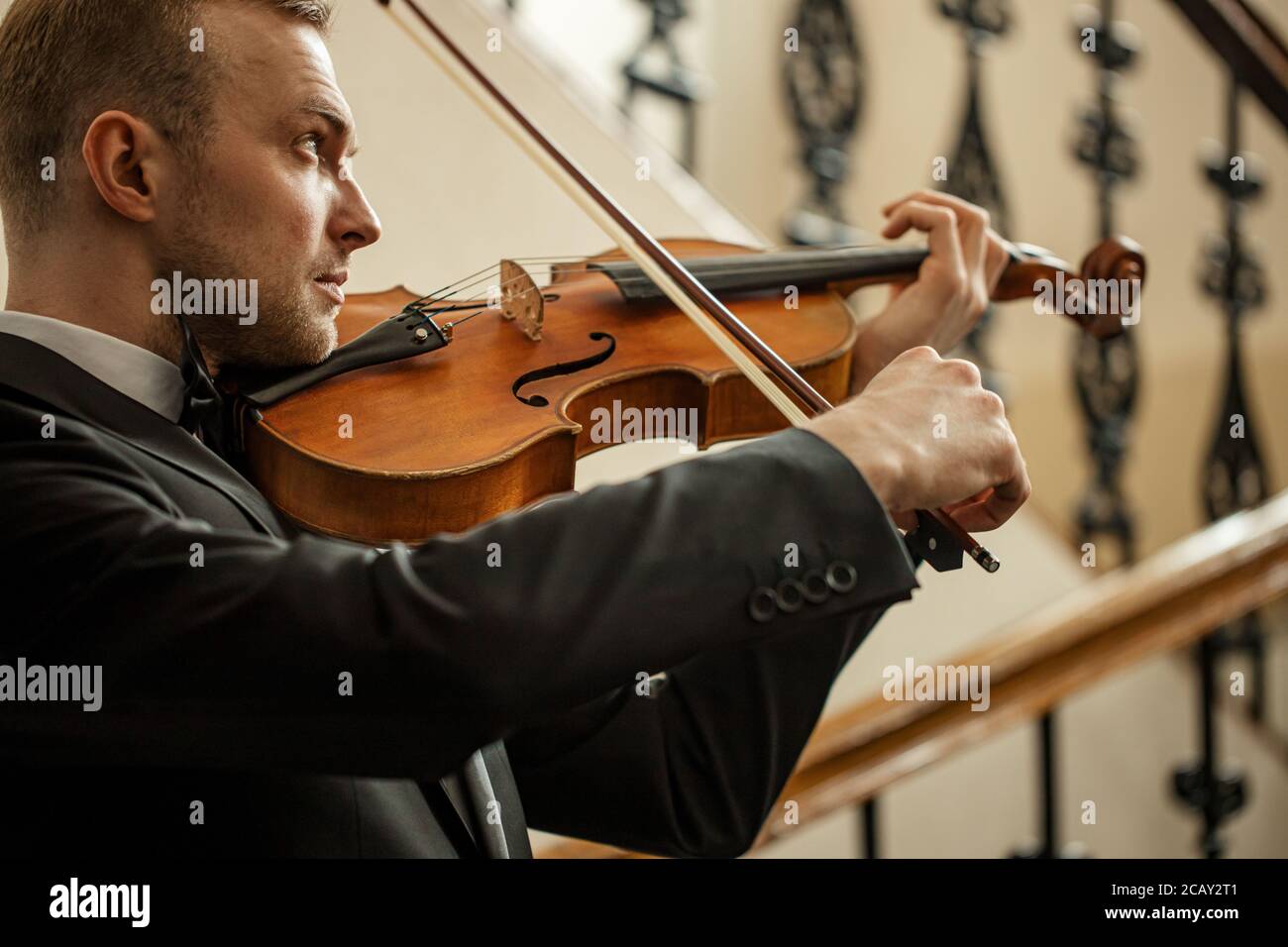 Silhouette music artist violin hi-res stock photography and images - Alamy