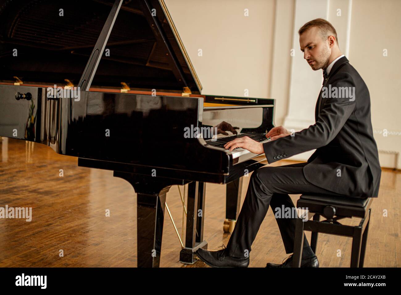 Piano player formal hi-res stock photography and images - Alamy