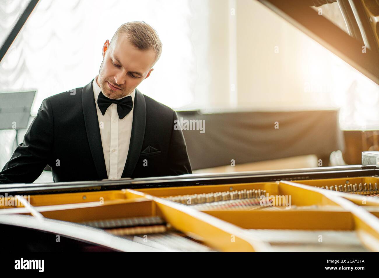 Piano player tuxedo hi-res stock photography and images - Alamy