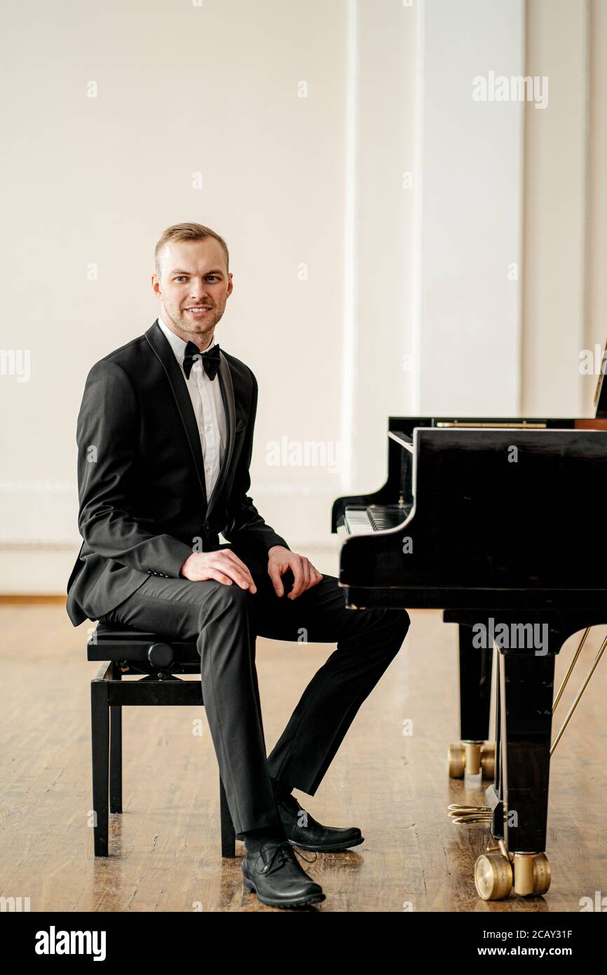 Practice lifestyle classical music hi-res stock photography and images ...