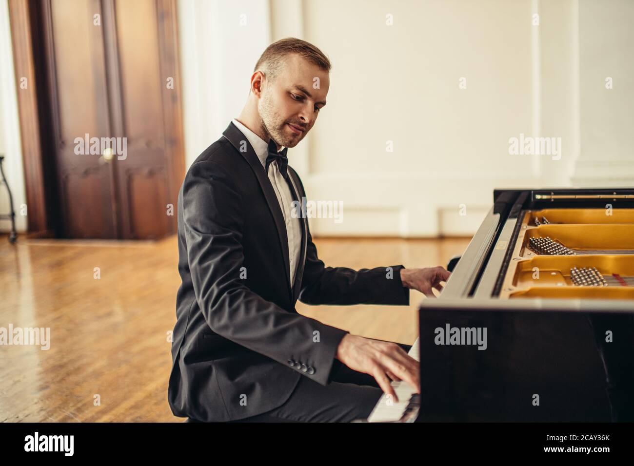 Piano player tuxedo hi-res stock photography and images - Alamy