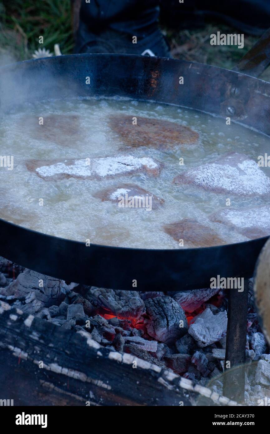 Cowboy cooking a meal over an open fire Stock Photo - Alamy