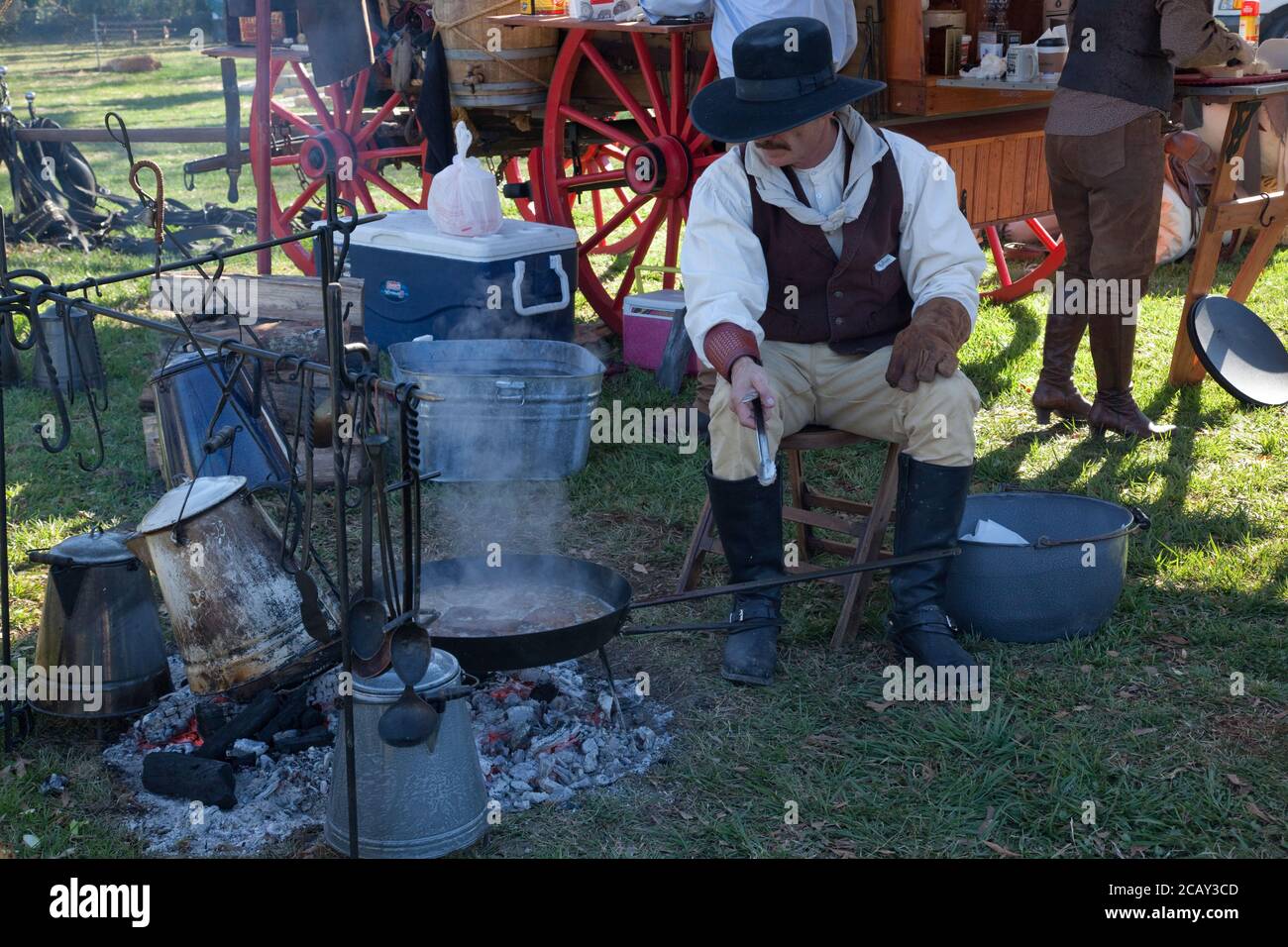 Cowboy cooking a meal over an open fire Stock Photo - Alamy