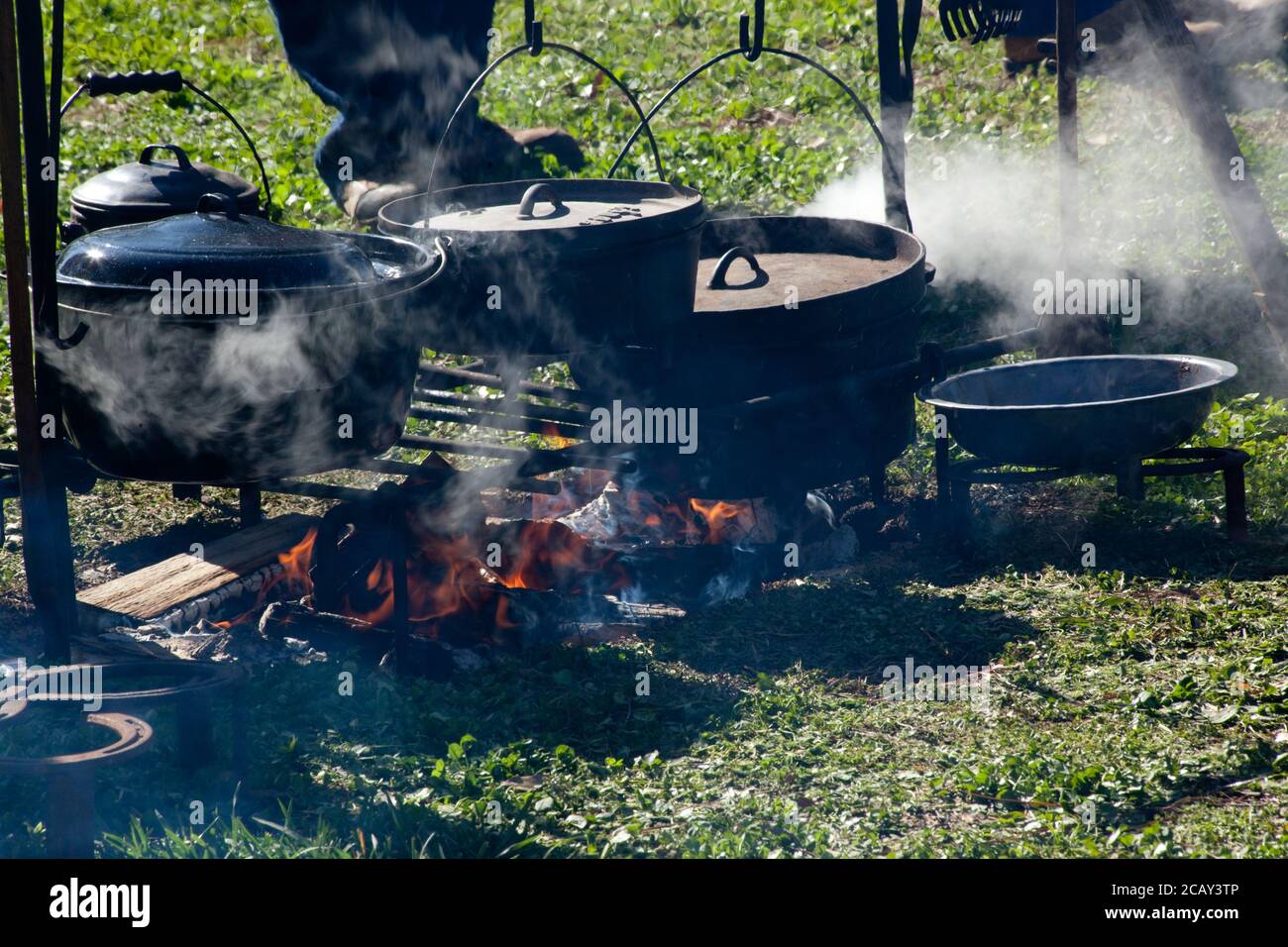 Cowboy cooking a meal over an open fire Stock Photo - Alamy