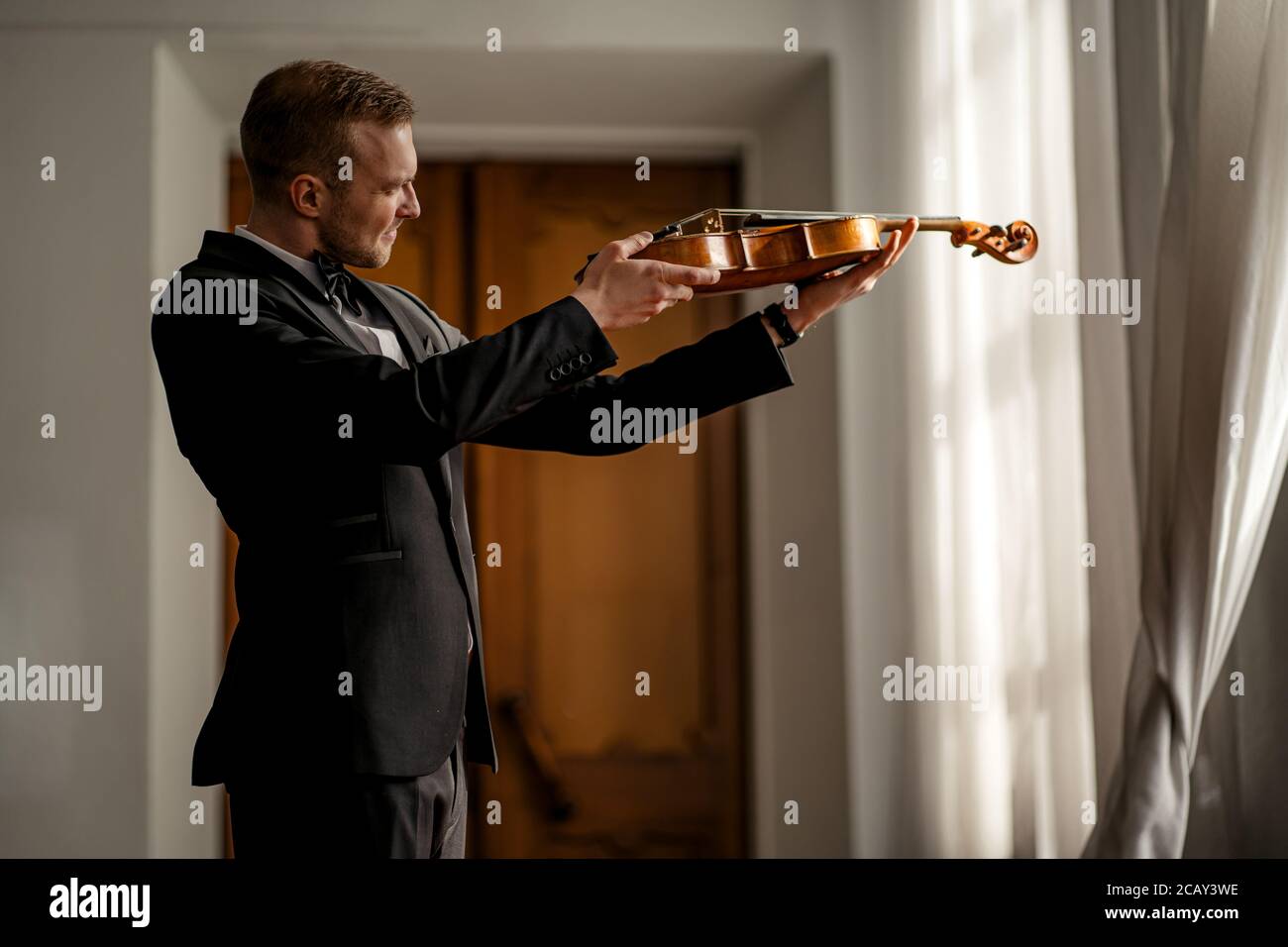 Male violinist hi-res stock photography and images - Alamy