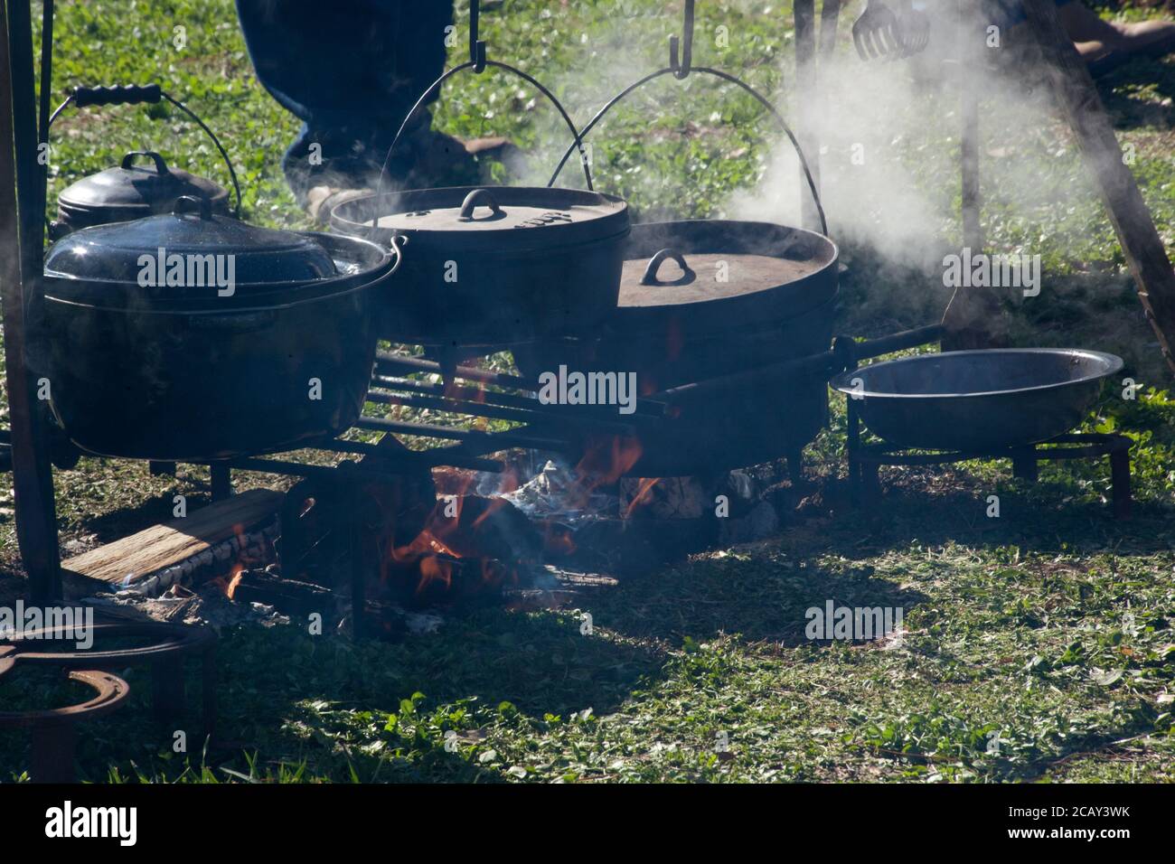 Cowboy cooking a meal over an open fire Stock Photo - Alamy