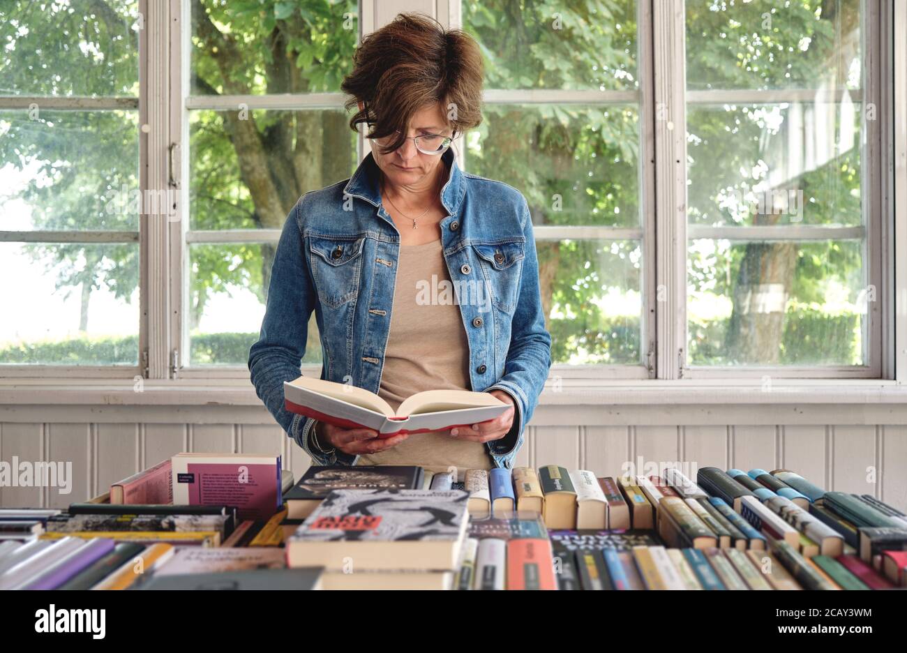 Old bookstore woman hi-res stock photography and images - Alamy
