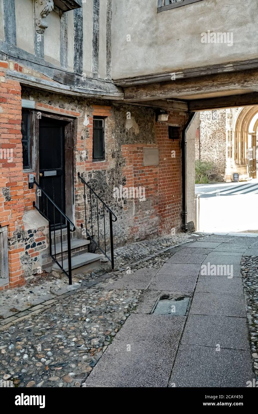 Historical alleyway in a medieval courtyard in the city of Norwich ...