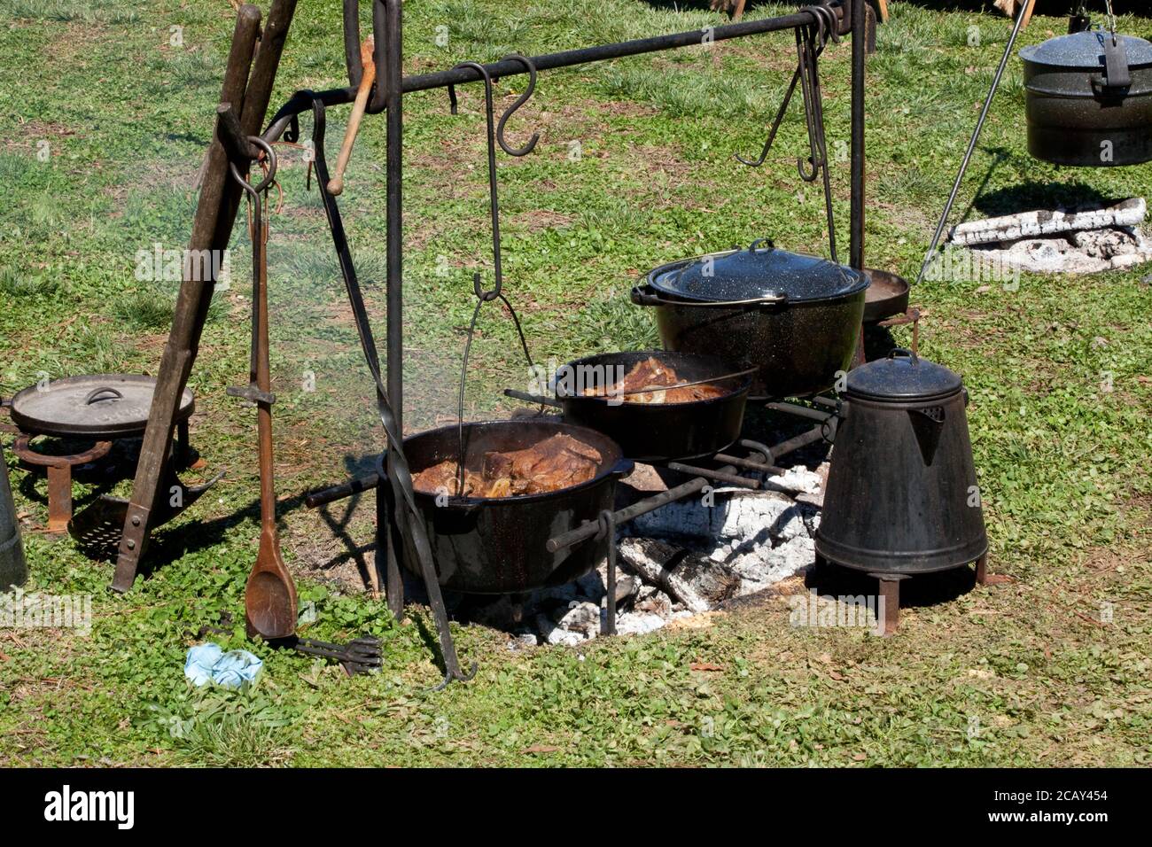 Cowboy cooking a meal over an open fire Stock Photo - Alamy