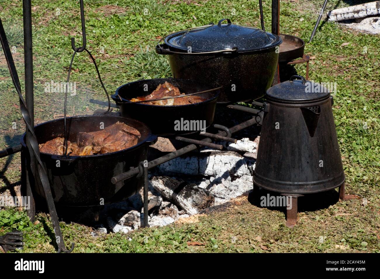 Cowboy cooking a meal over an open fire Stock Photo - Alamy