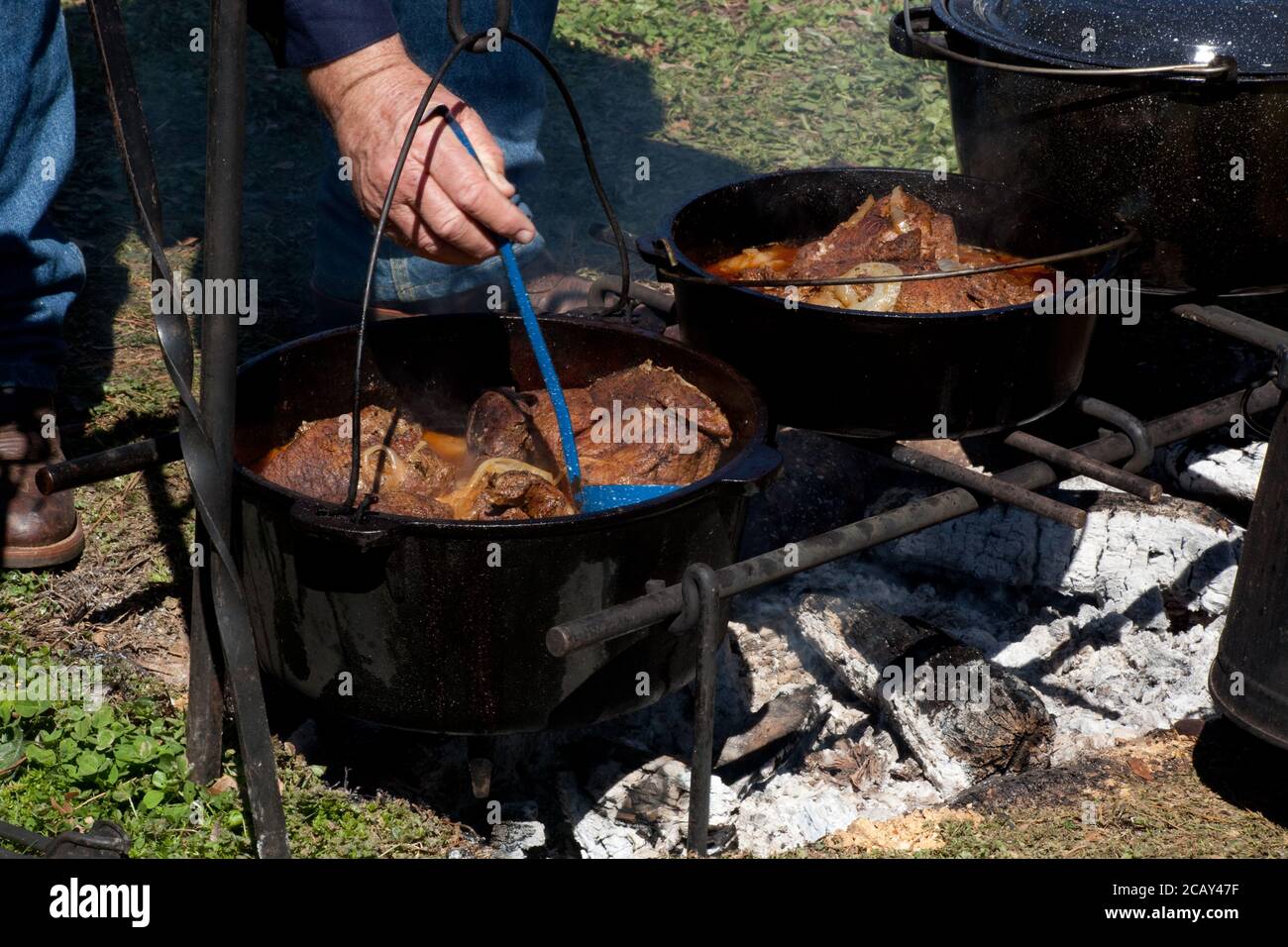 Cowboy cooking a meal over an open fire Stock Photo - Alamy
