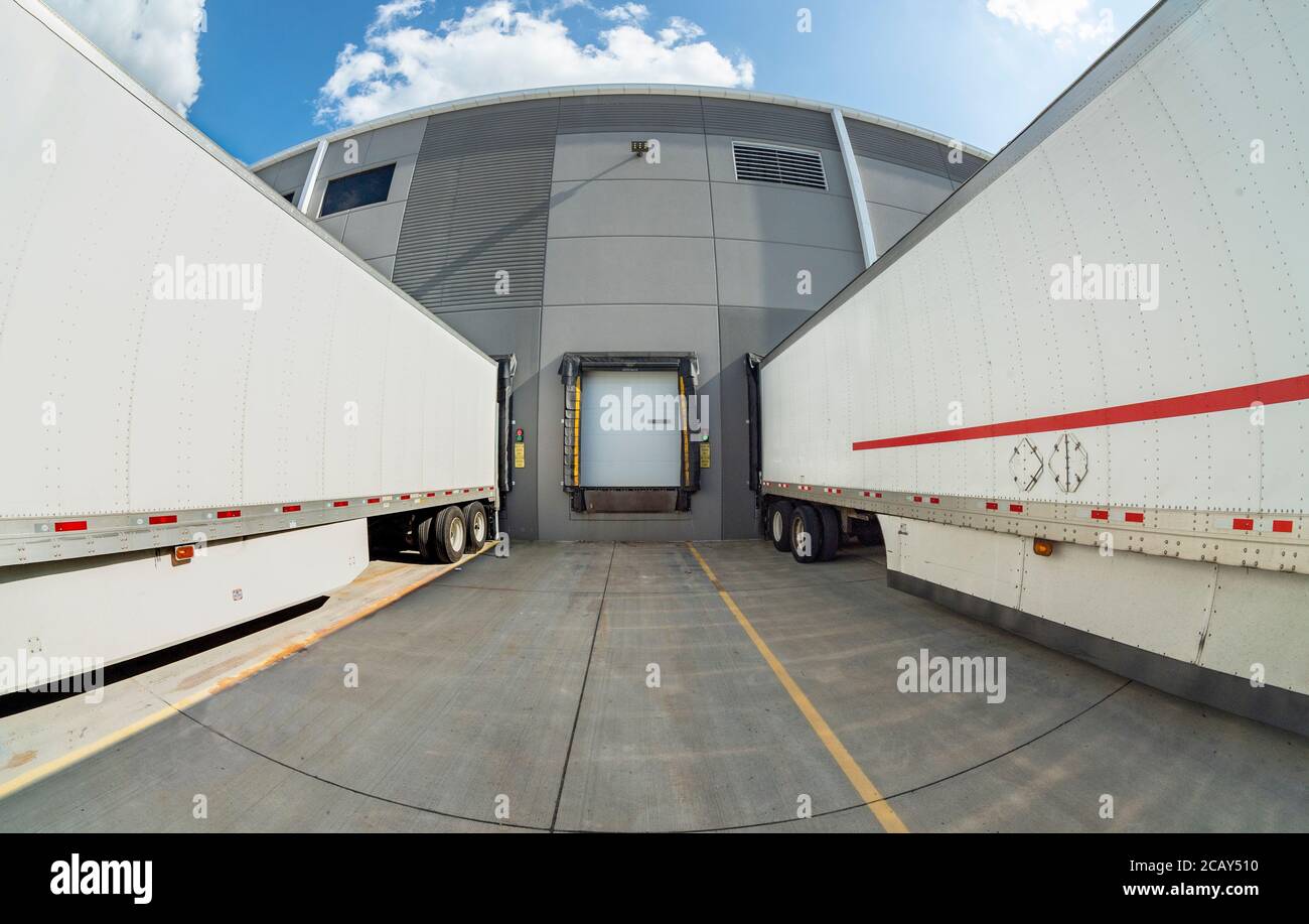 Trucks dock logistics center hi-res stock photography and images - Alamy