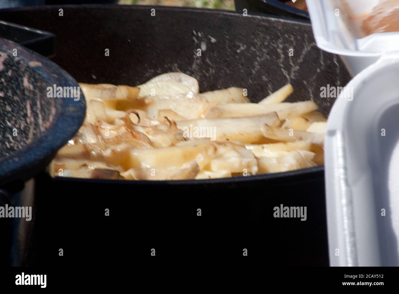Cowboy cooking a meal over an open fire Stock Photo - Alamy