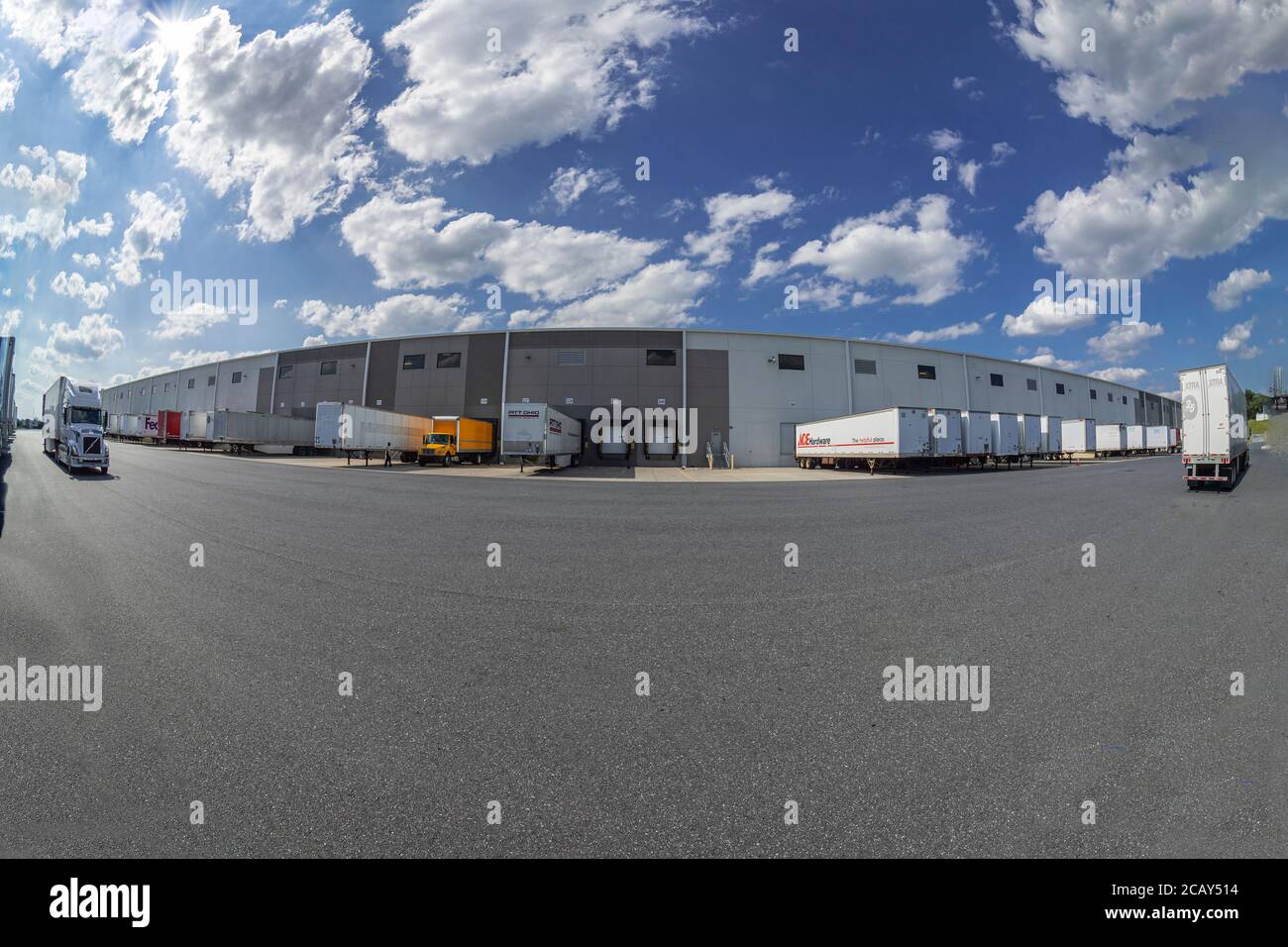 Trucks dock logistics center hi-res stock photography and images - Alamy